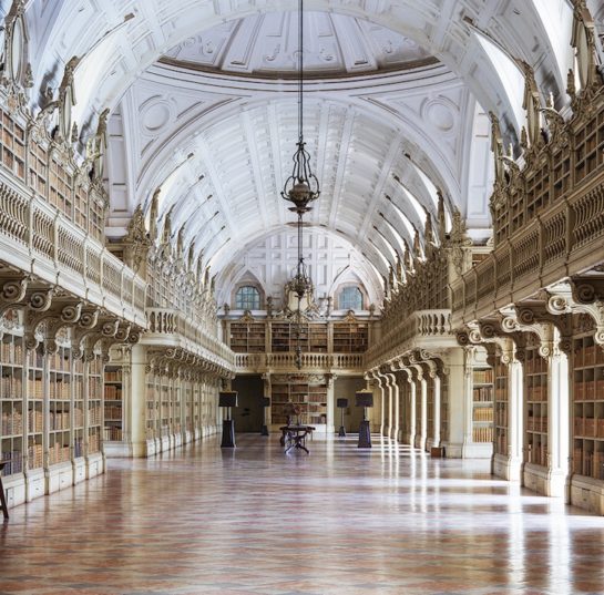 Photographer Captures Images of the Most Beautiful Libraries Around the ...