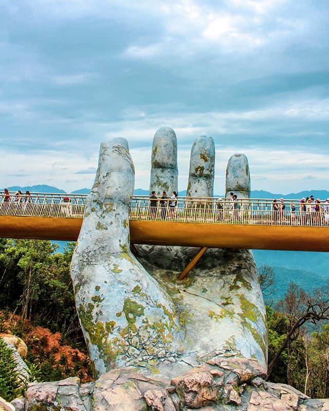 A Giant Pair of Hands Lift Vietnam's Da Nang Golden Bridge Into The Sky ...