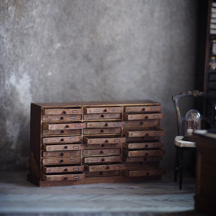 Japanese Artist Creates Stunning Miniature Antique Dollhouse Furniture ...