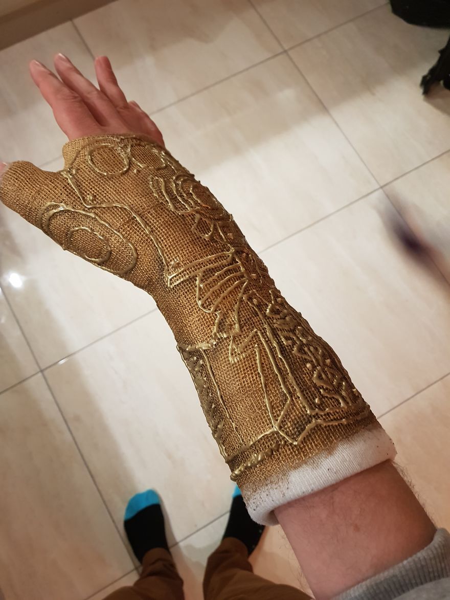 After Breaking My Wrist, I Turned My Plain Cast Into Thanos‘ Infinity ...