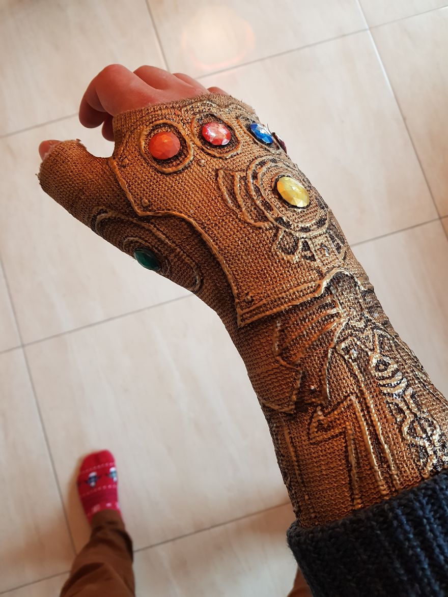 After Breaking My Wrist, I Turned My Plain Cast Into Thanos‘ Infinity ...