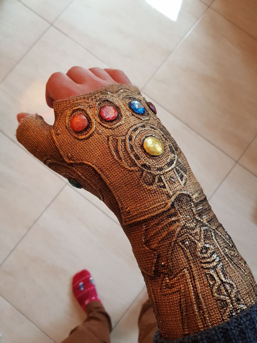 After Breaking My Wrist, I Turned My Plain Cast Into Thanos‘ Infinity ...
